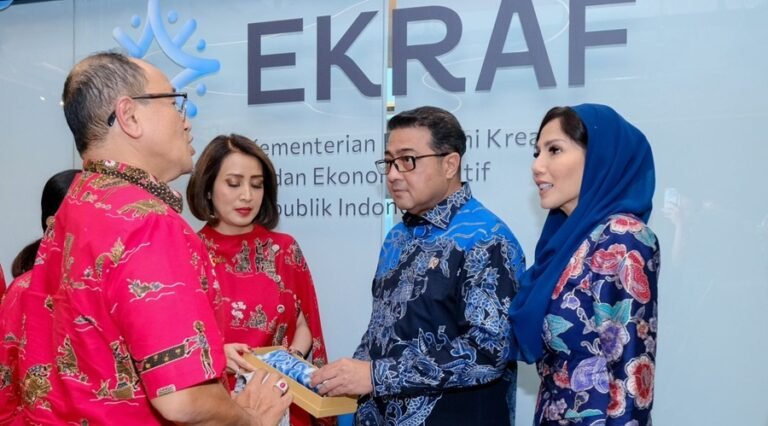 Jurus Kementerian Ekraf Dorong Industri Batik Jabar - Landbank.co.id